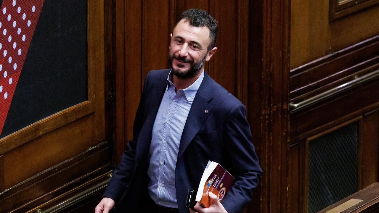 Emanuele Pozzolo si ribalta con l’auto e finisce nella scarpata ...