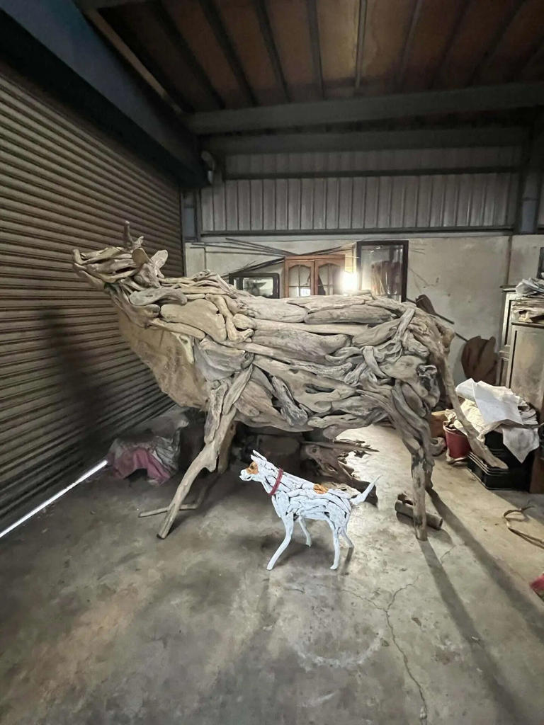 A Taiwanese artist sculpted his late dog using the driftwood they ...