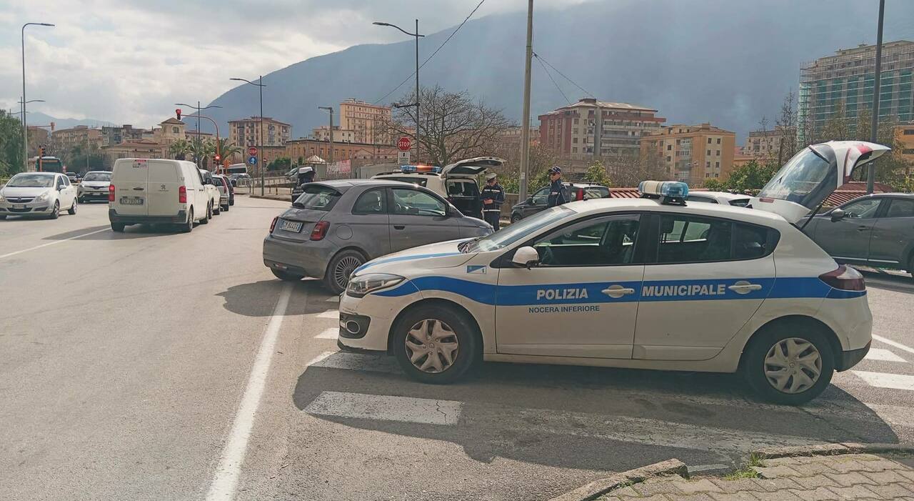 Bambina resta chiusa dentro la macchina, attimi di panico in strada ...