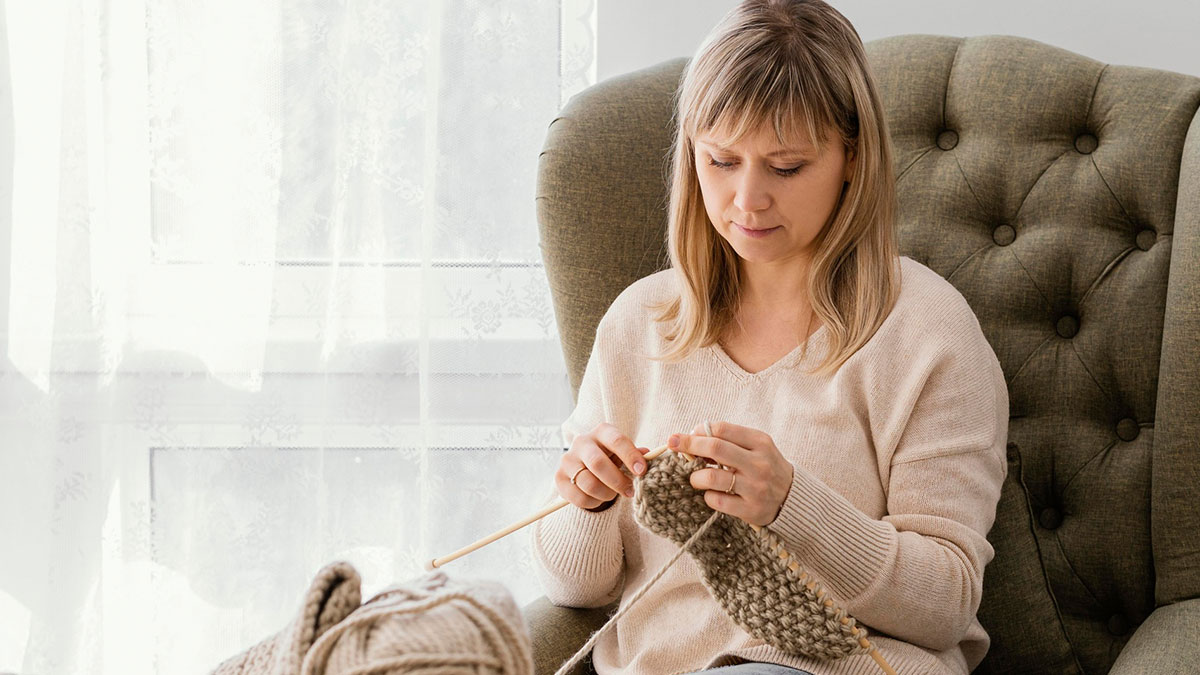 Woman forced to stop knitting at work after an entitled coworker's ...