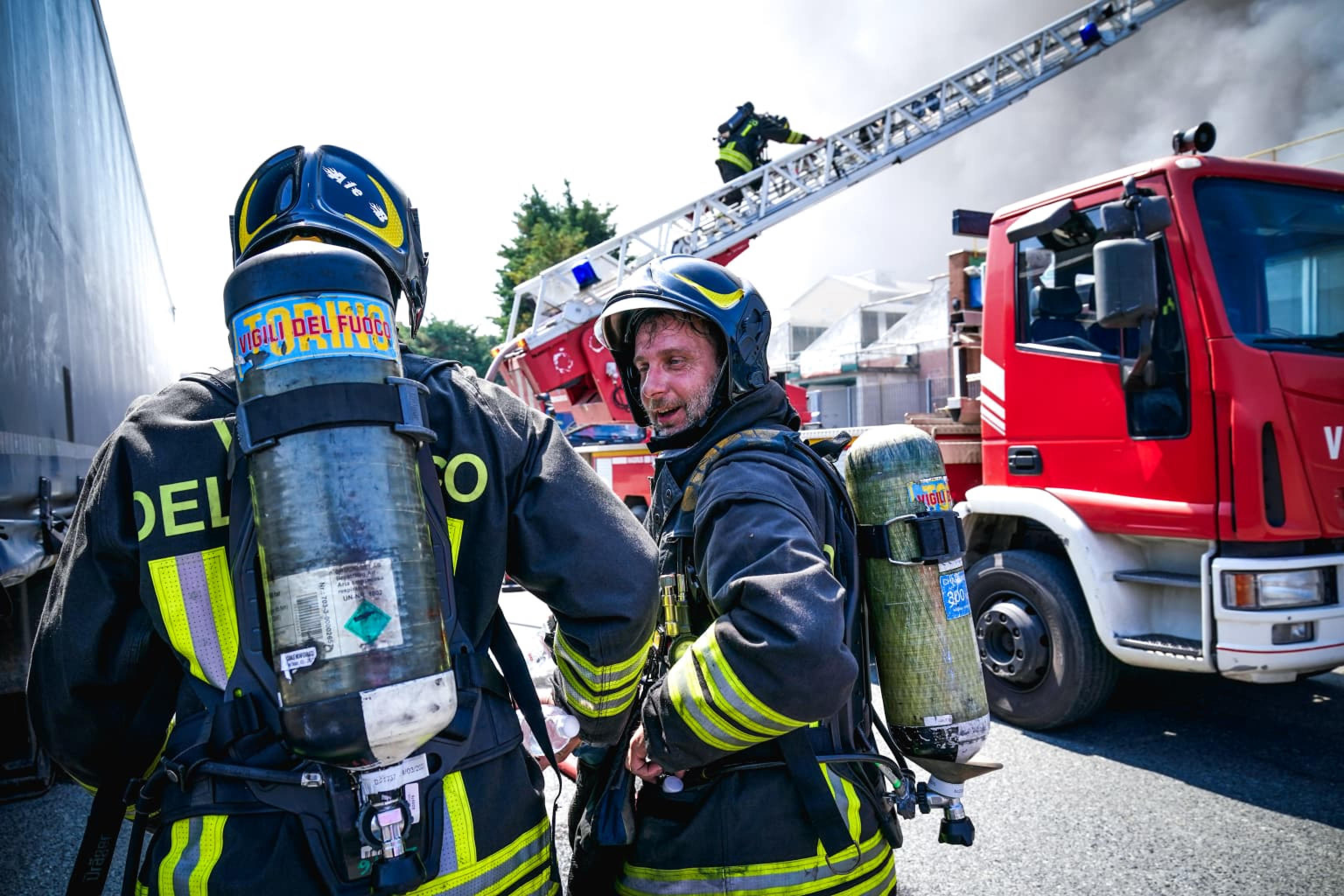 Incendio in un magazzino nel Trevigiano, tre persone lievemente intossicate