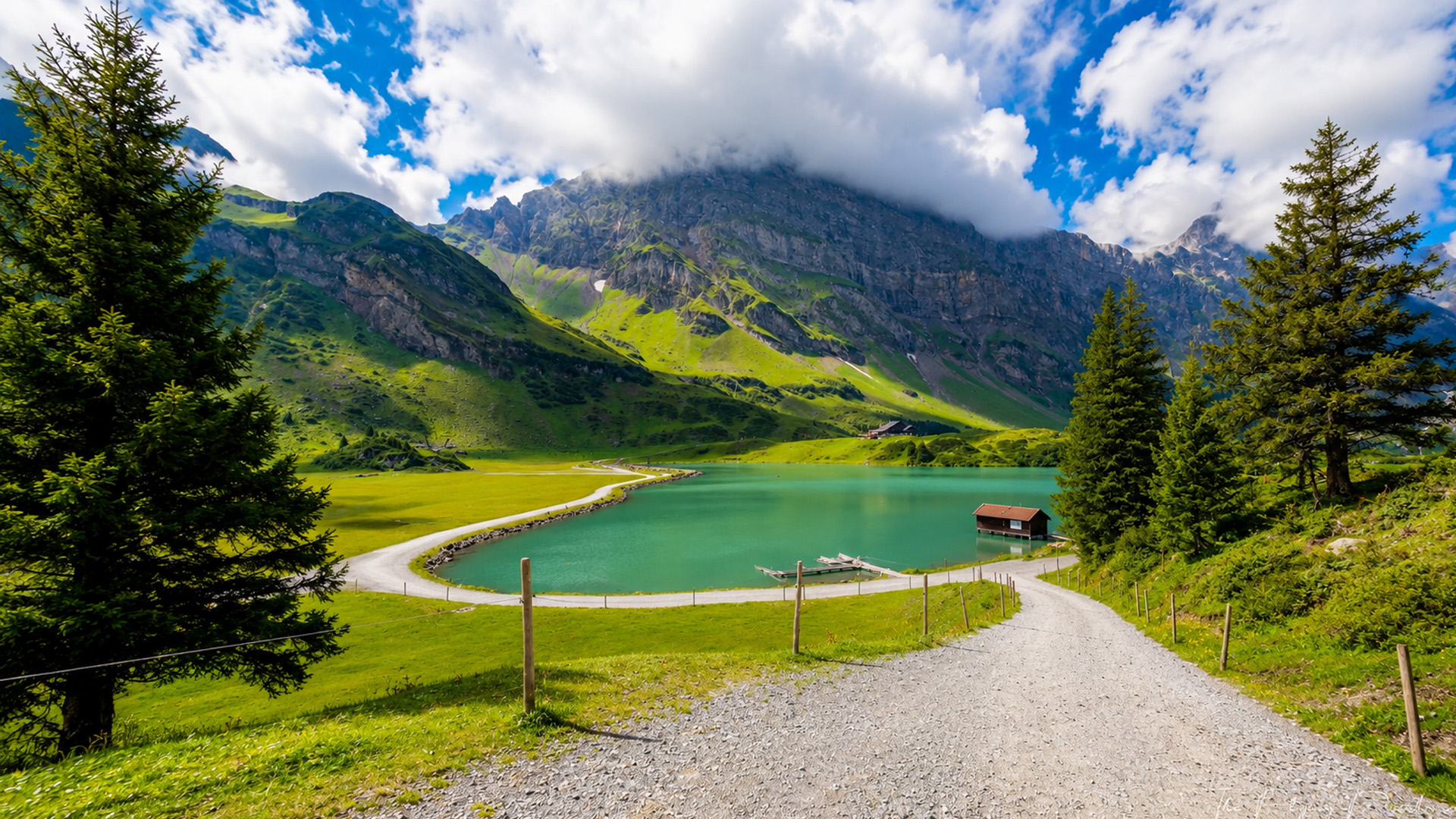 Az Engelbergben található Titlis-hegy lenyűgöző alpesi panorámát mutat ...