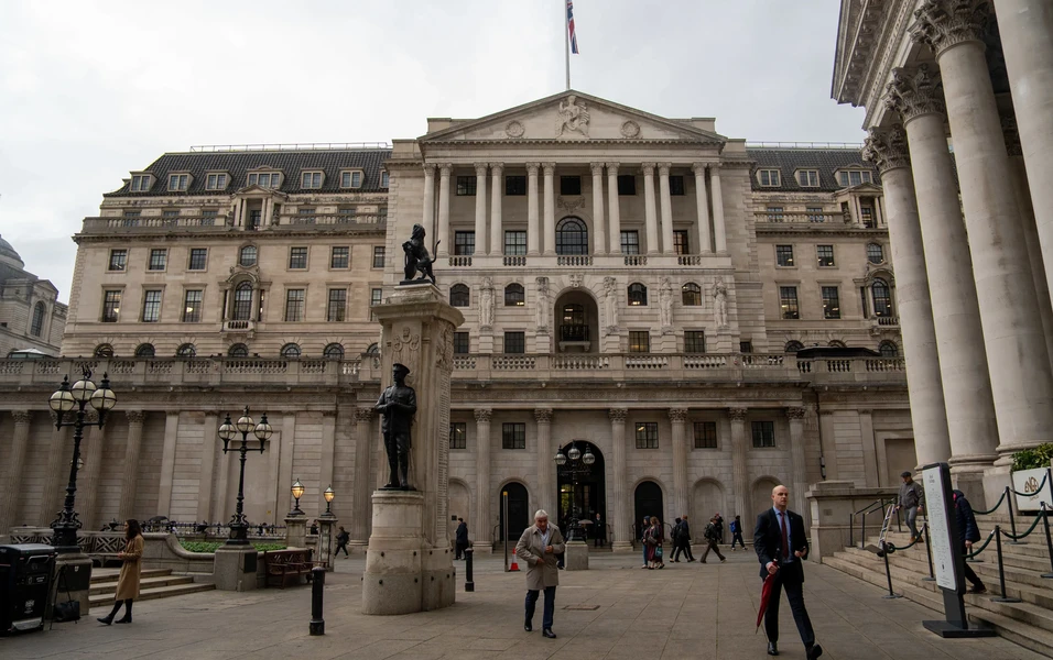 Experts outline £100k savings plans as rates hold steady