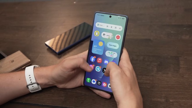 Samsung Galaxy Z Flip 8 e Watch 9 avvistati presso la FCC: il lancio si ...