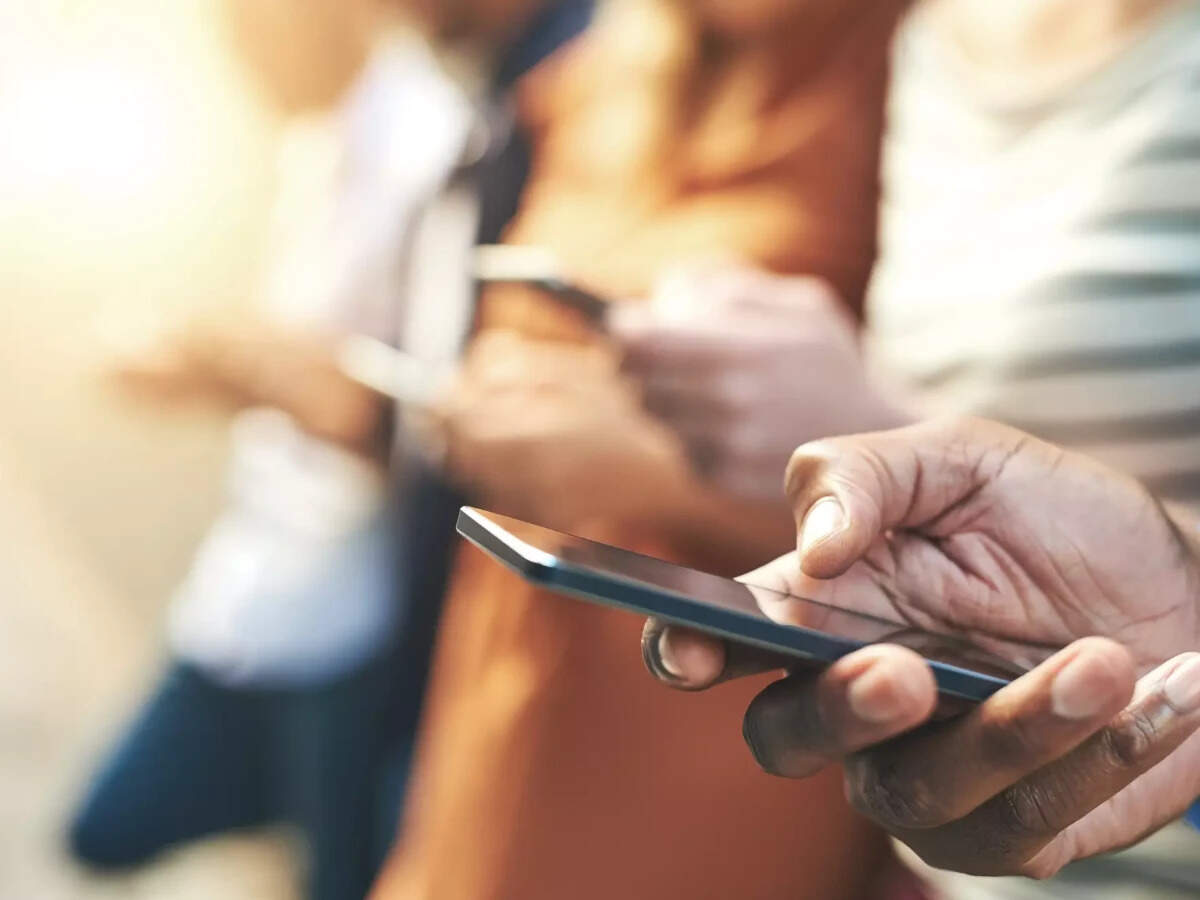 Global smartphone market faces record annual decline as chip crunch worsens