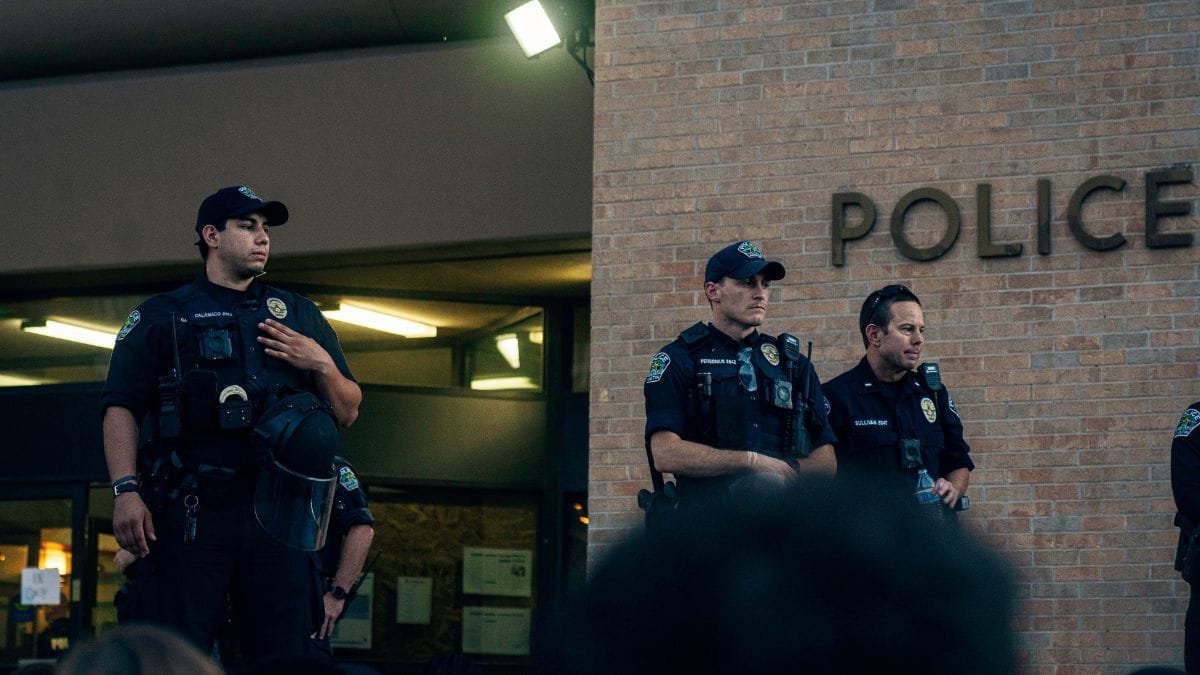 Dog locked in car boot in 30°C heat: owner faces police action (video)