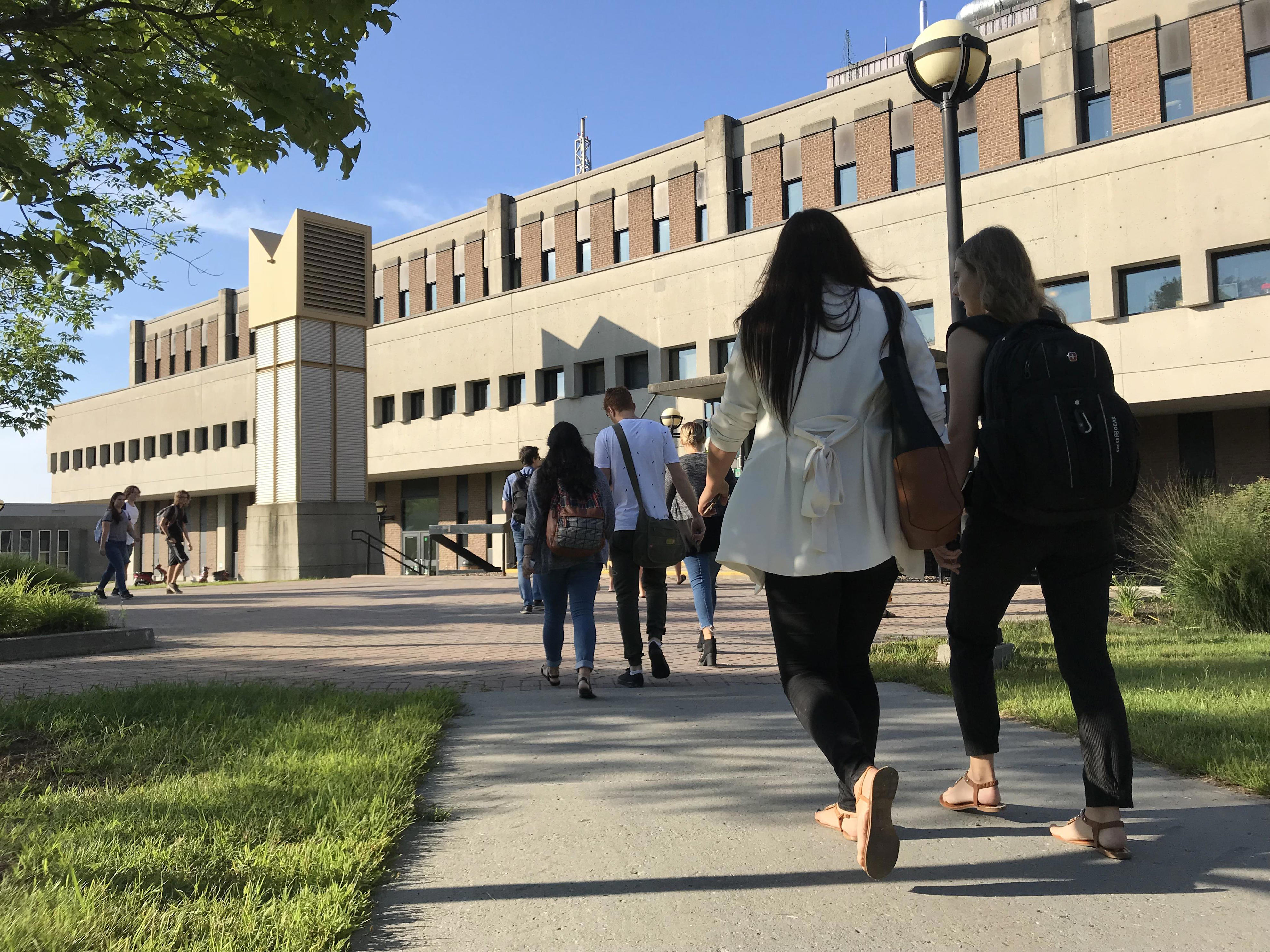Baisse d’inscriptions en graphisme et en informatique au cégep : l’IA ...