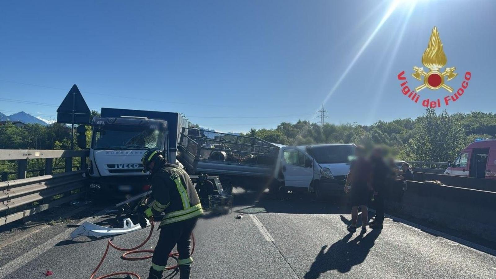 Briosco, scontro tra un tir e due furgoni: cinque feriti e disagi sulla ...