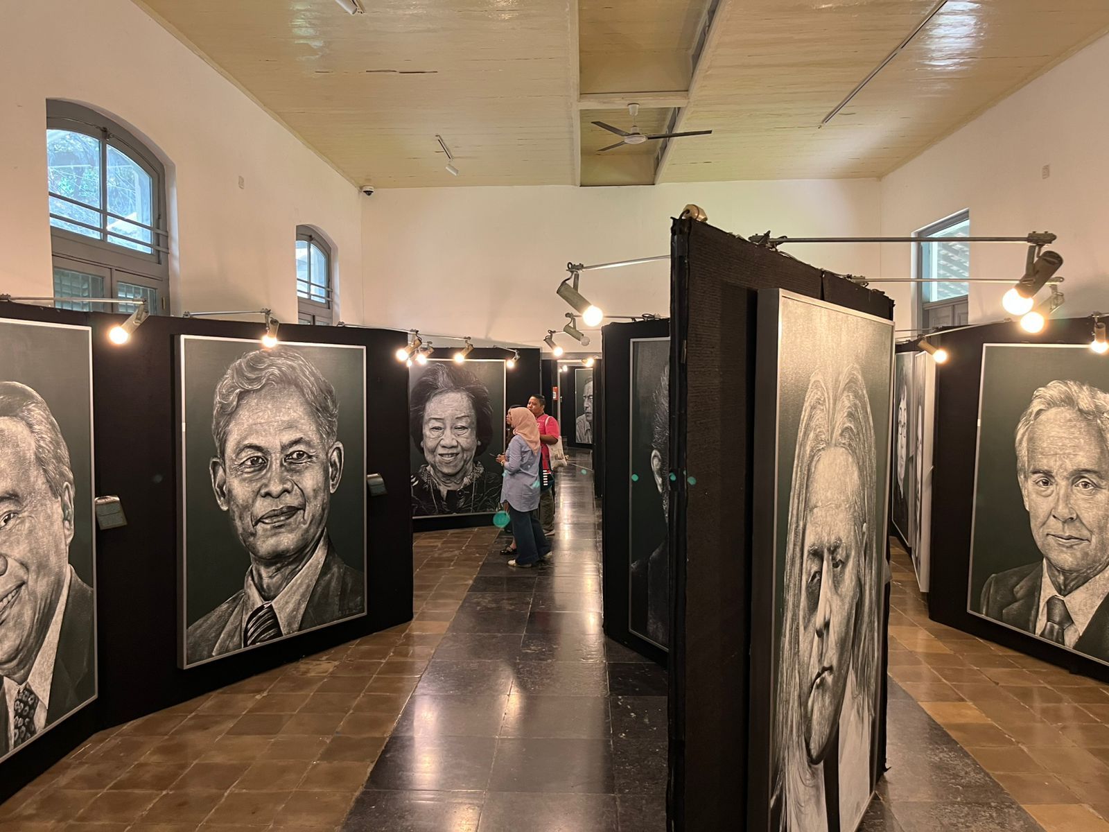 Mengunjungi pameran lukisan 'SciArt 80: Gelora Api Kebangkitan' karya ...