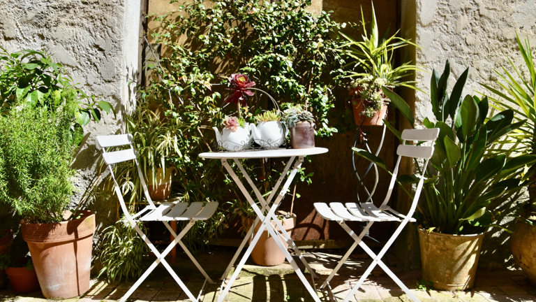 How to create a patio space that feels like Provence, even in a small yard