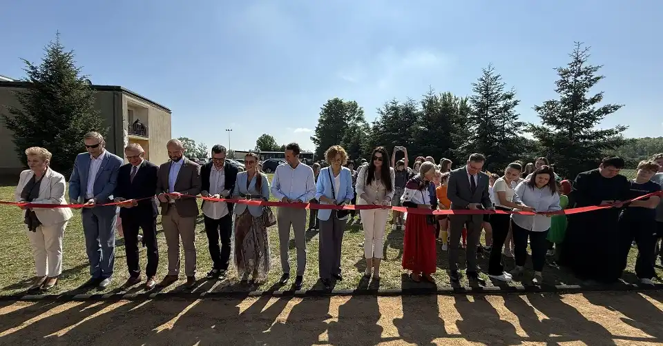 Nowy plac zabaw przy Szkole Podstawowej w Sługach oficjalnie otwarty!