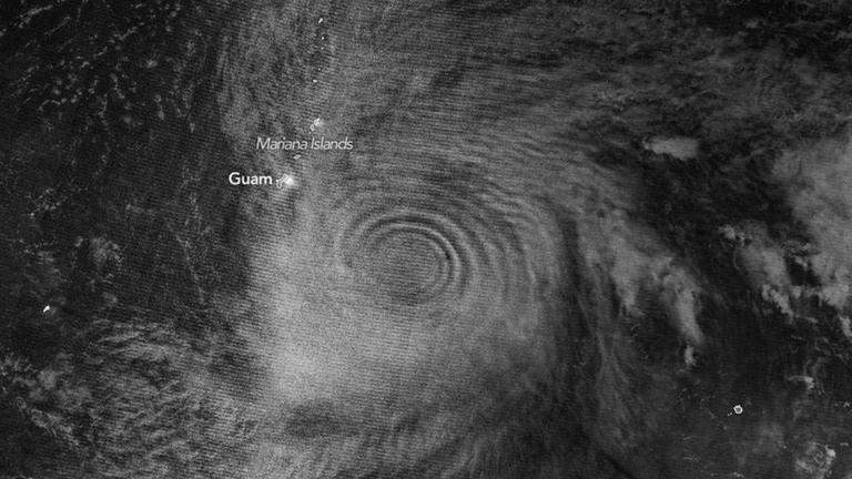 Super Typhoon Sinlaku formed atmospheric gravity waves