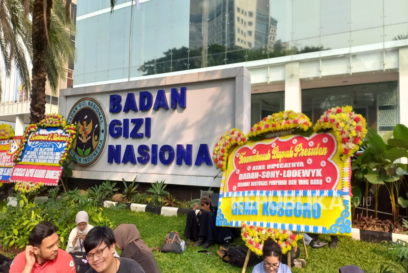 Karangan bunga terima kasih atas pemecatan Dadan Hindayana Cs terpajang ...
