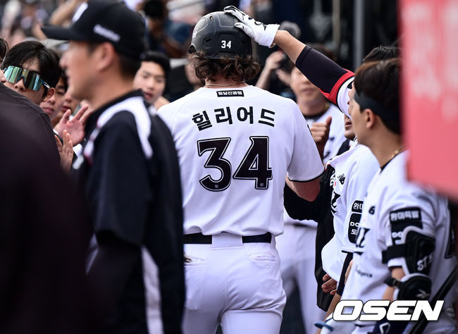힐리어드 맞이하는 KT 더그아웃