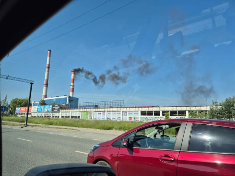 Awaria w elektrociepłowni EC3 na Bałutach w Łodzi. Czarny dym z komina ...