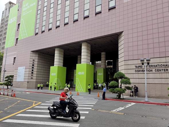 「DGX Station for Windows」搭載PCってどんな感じ? NVIDIAの展示会場で見てきた
