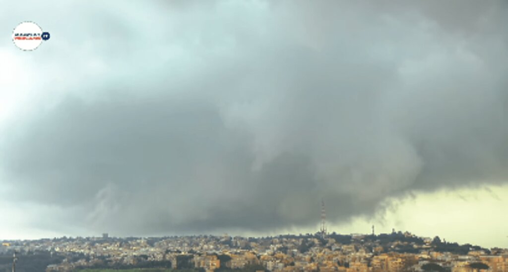 Tromba d'aria a Roma, alberi e rami caduti ma nessun ferito: il video ...