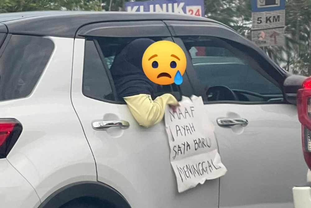 Traffic jam: Woman holding 'Sorry, my father just passed away' note ...