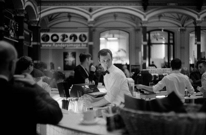 Guy witnesses young man struggling to pay for date in fancy restaurant ...