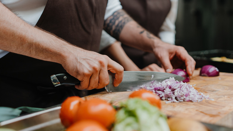 Why chefs don't wear gloves when making food