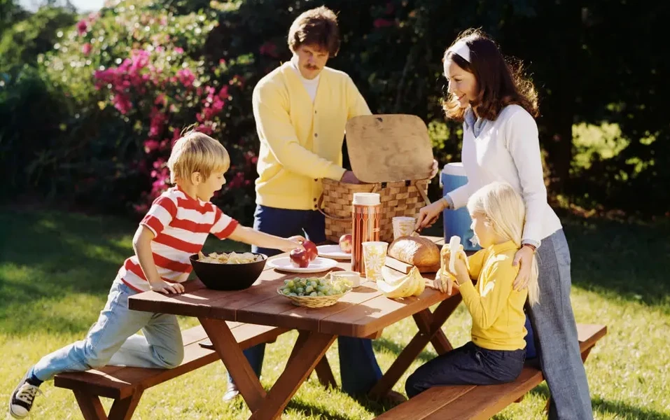 Choosing the perfect picnic table for your backyard