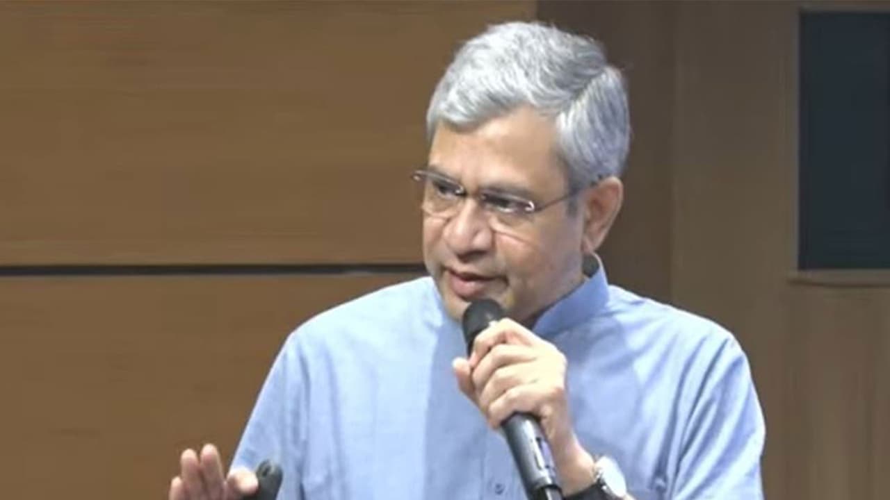 Govt caps ATF price, sets up Rs 10,000 crore stabilization fund