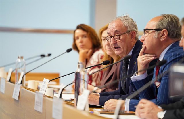 OMC presenta un manual de IA en medicina en el que pide no dejar que ...