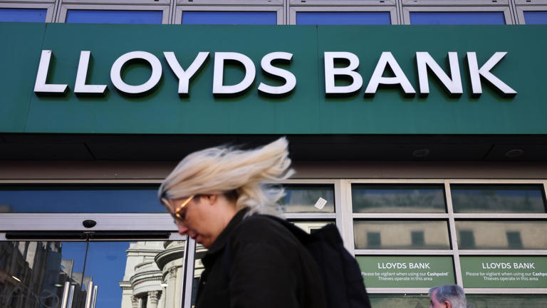 Lloyds, Halifax and Bank of Scotland app users report outage
