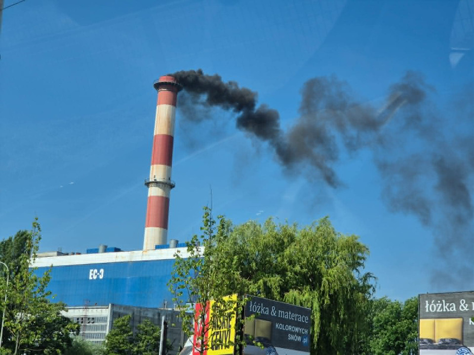 Awaria w elektrociepłowni EC3 na Bałutach w Łodzi. Czarny dym z komina ...