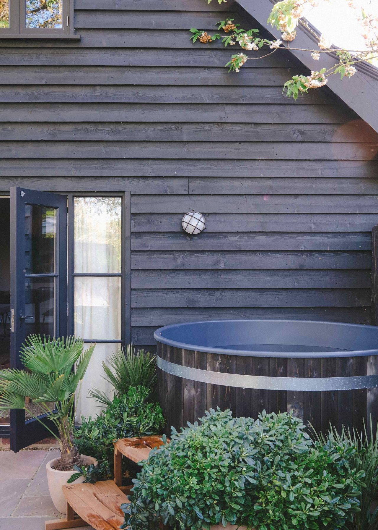 5 of the best color schemes for small outdoor spaces