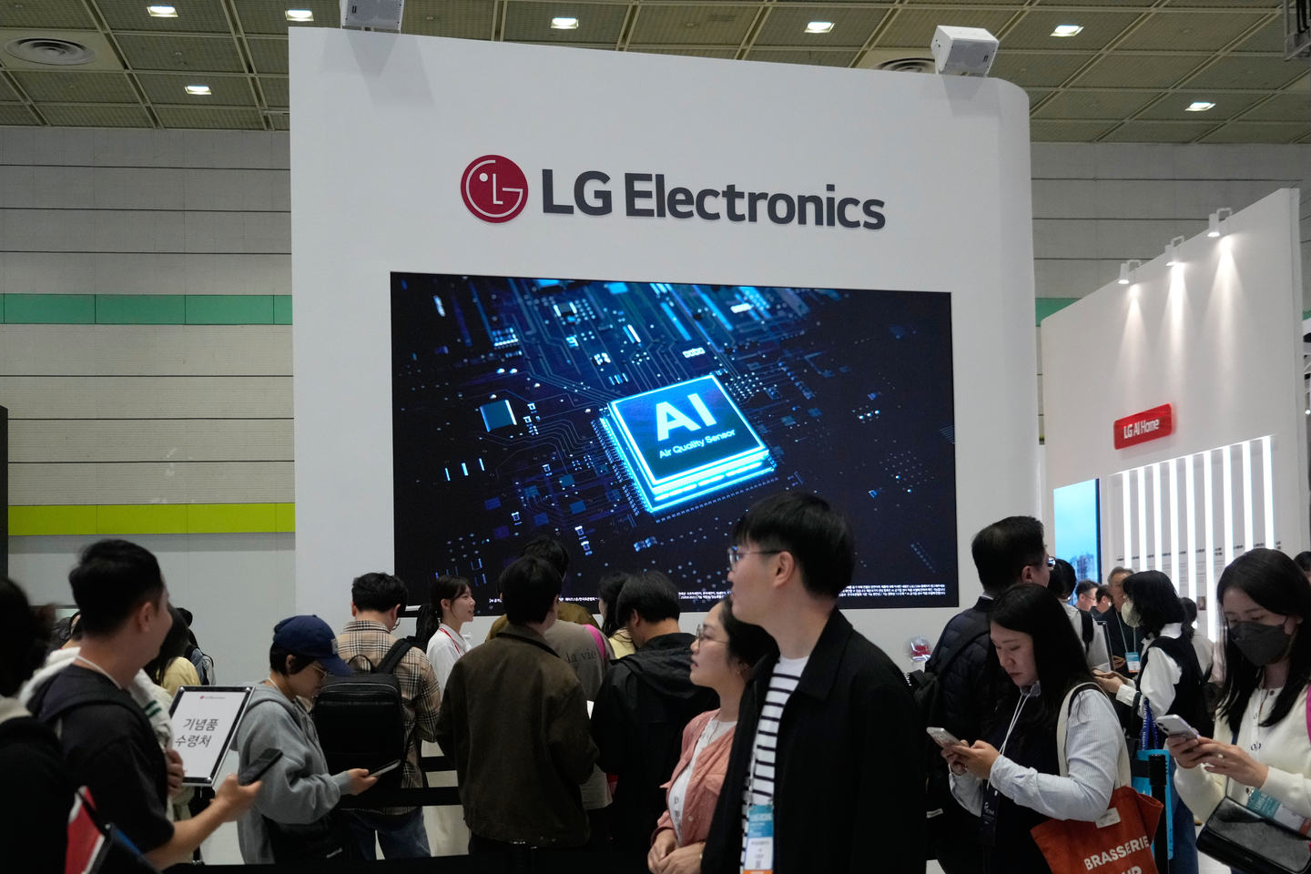 S&P upgrades LG Electronics' long-term credit rating for first time in ...