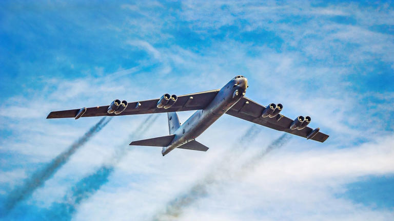 How many miles per gallon does a B-52 Stratofortress get?