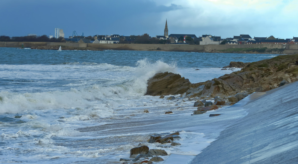 Le vent et la pluie s’imposent demain en Bretagne : vigilance sur les côtes
