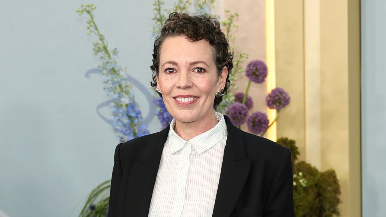 Olivia Colman proves barrel leg jeans remain the trending denim shape ...