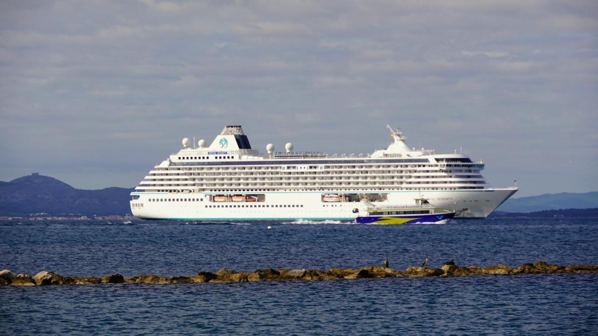 Confluencia de turistas en la bahía de Roses