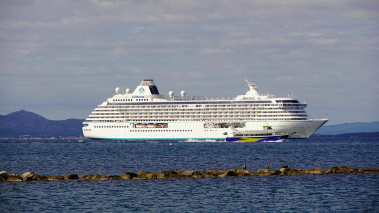 Confluencia de turistas en la bahía de Roses