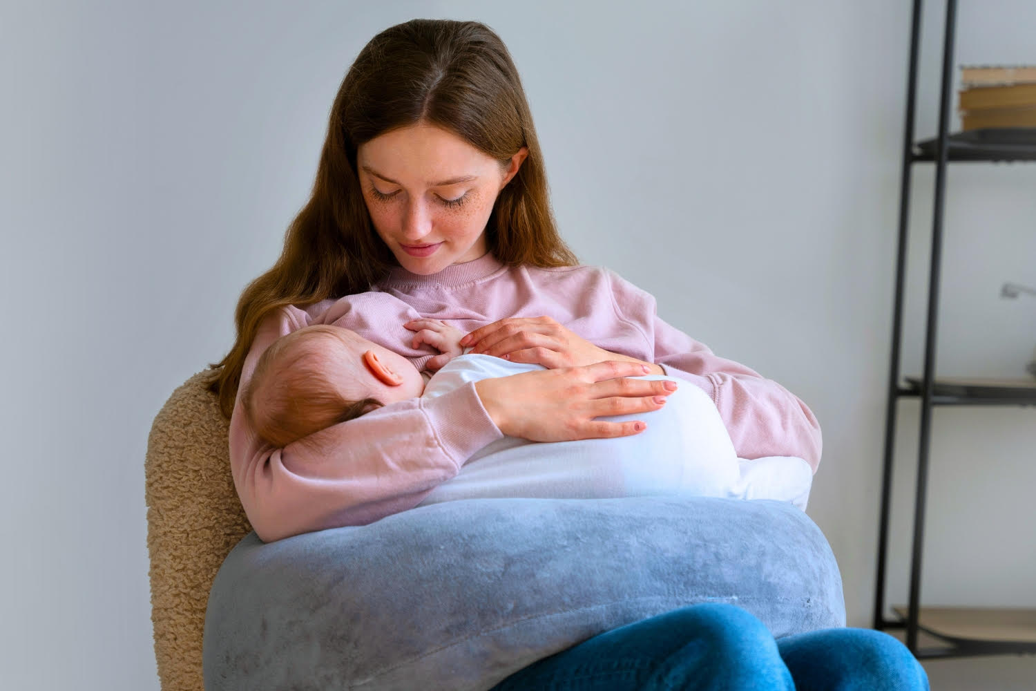 Kenali perbedaan nyeri payudara biasa karena menyusui dengan mastitis ...