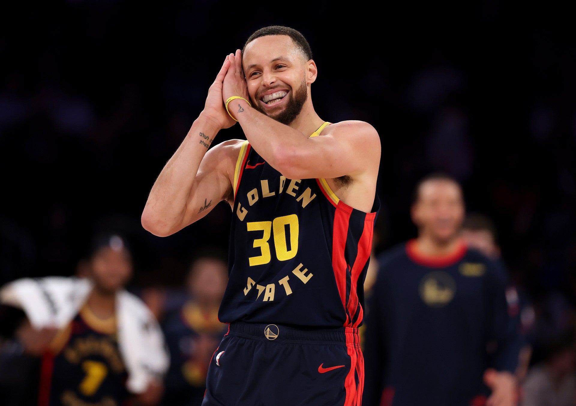 NBA’s Curry ends shoe exodus with surprise Li-Ning deal
