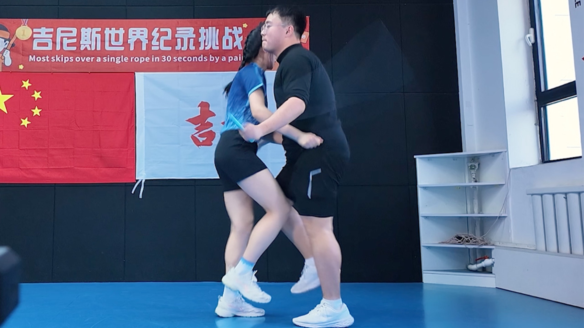 Most skips over a single rope in 30 seconds by a pair - 121 by Yin Han ...
