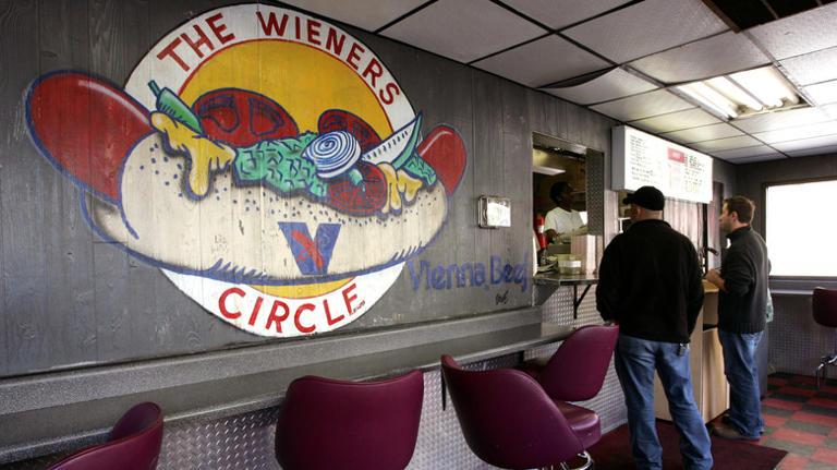 Chicago's 'most notorious hot dog stand' serves unbelievably tasty ...