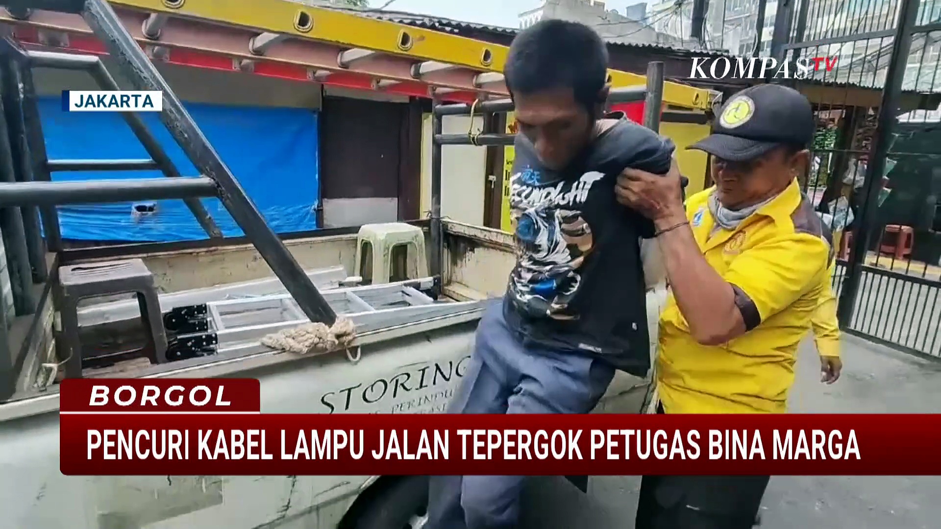 Pencuri kabel PJU tertangkap basah saat beraksi di Jatinegara Jakarta ...