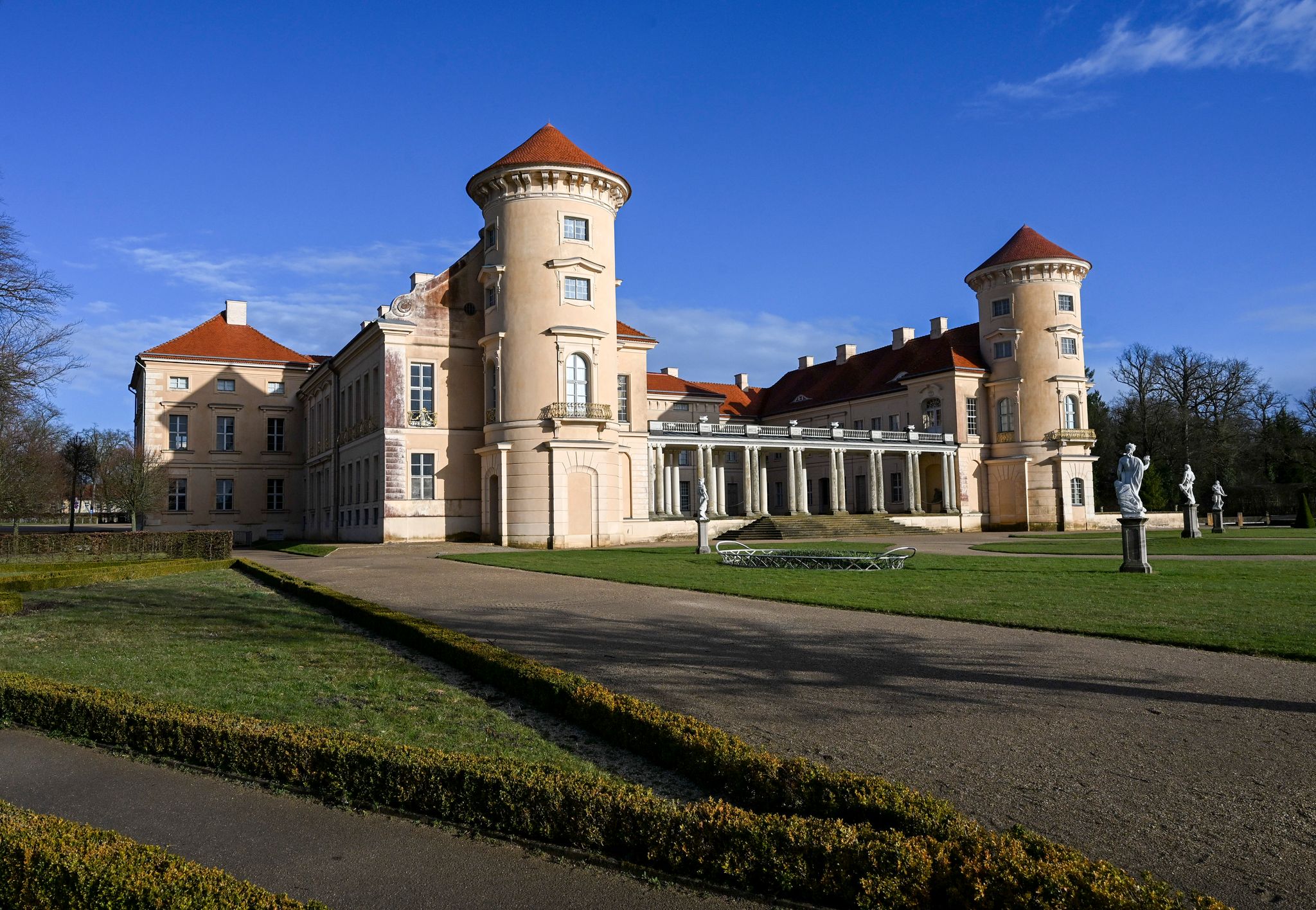 Ausstellung im Schloss Rheinsberg beleuchtet Speisen am Hof