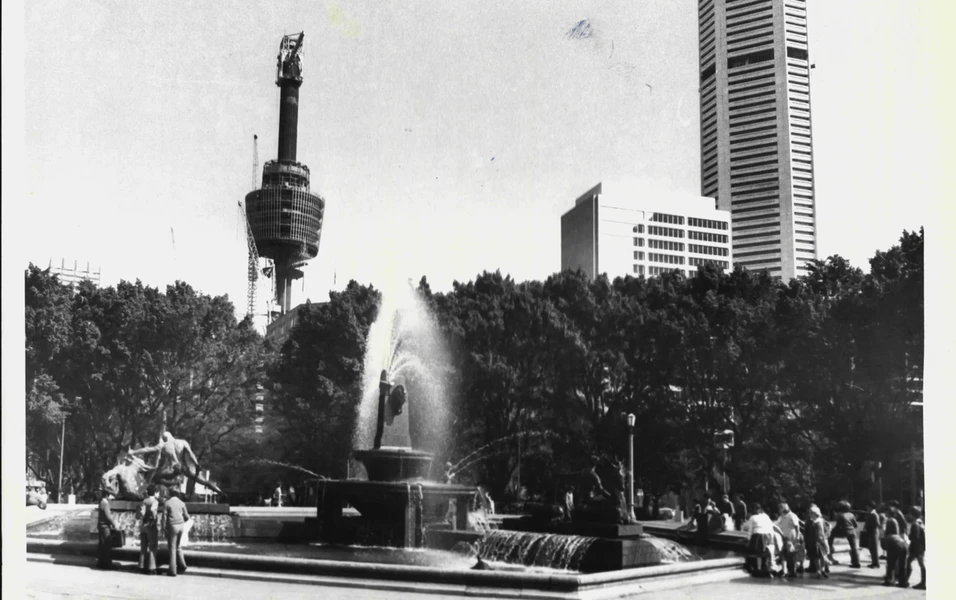 French delivery driver crashes into Sydney fountain, eats order