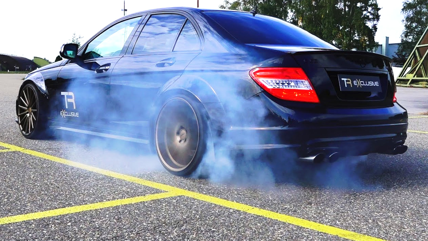 Mercedes C63 AMG delivers loud sound and burnout smoke