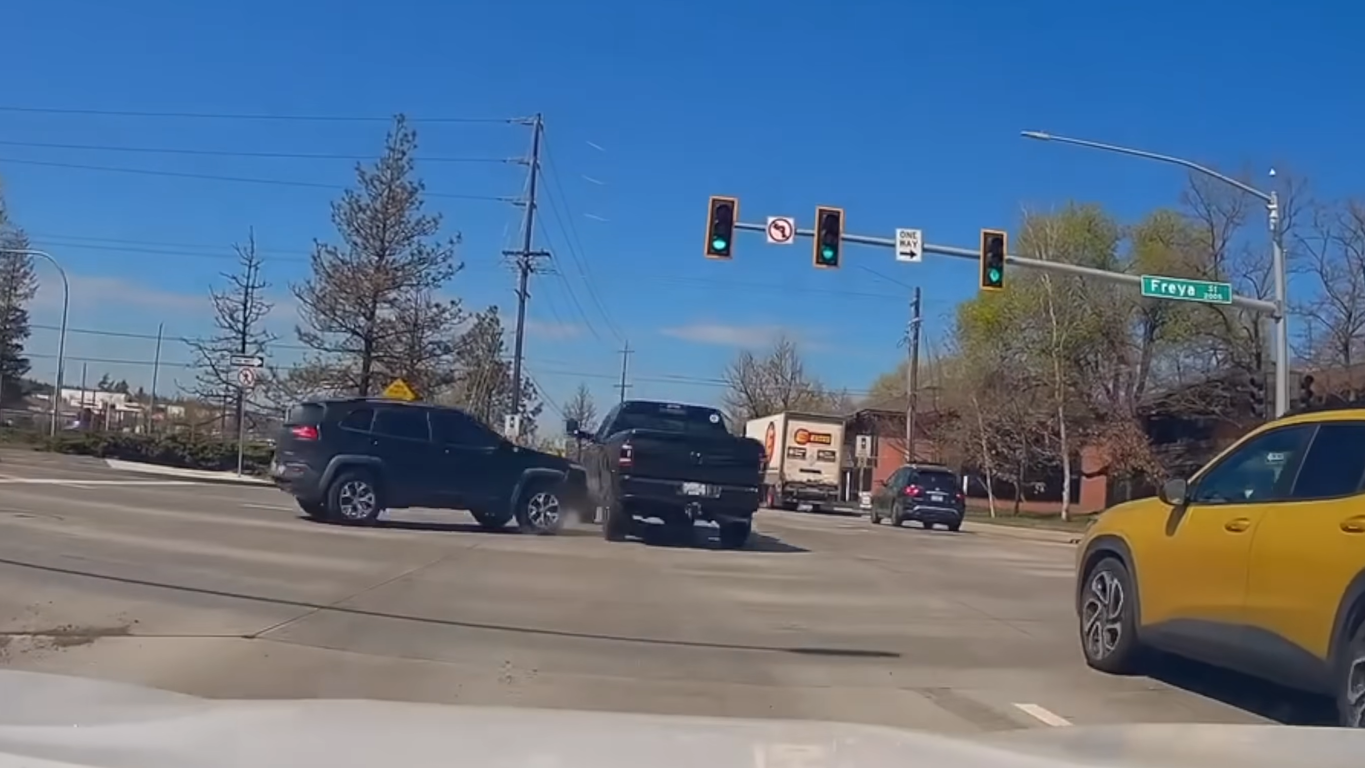 Driver runs a red light and triggers a terrifying intersection crash
