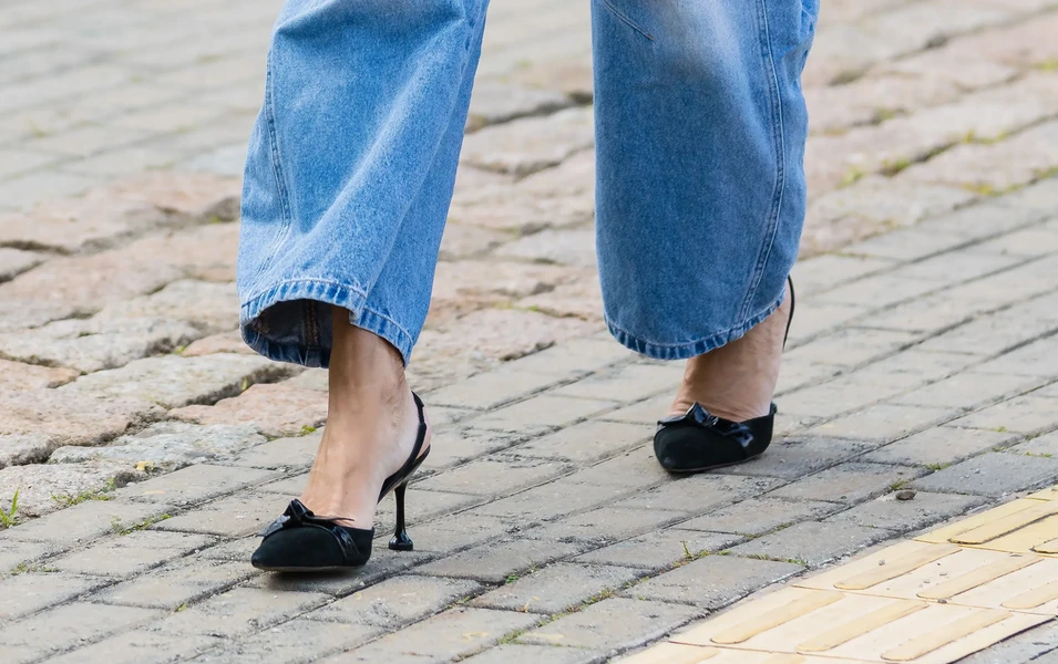 Elle spotlights jeans-and-heels as 2026 style staple