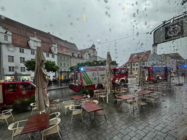 Rauchendes Auto in Landsberg - Feuerwehr und Notarzt vor Ort