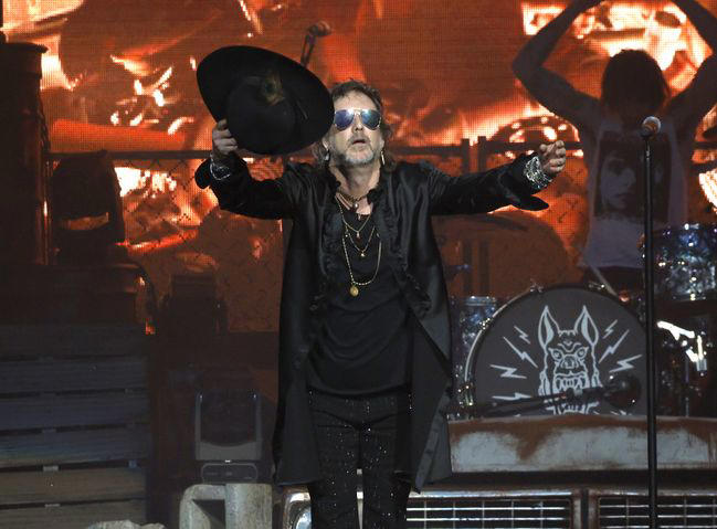 Black Crowes call out fans’ ‘ignorant’ chant during Florida concert: Watch