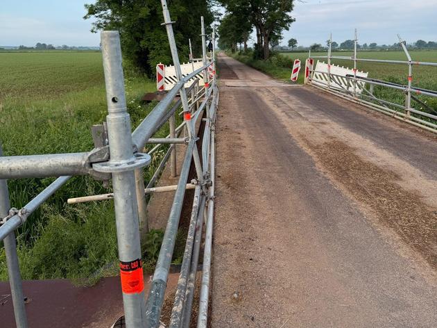 „Es ist katastrophal“: Autos kommen nicht durch Schotter-Massen – Rohre ...