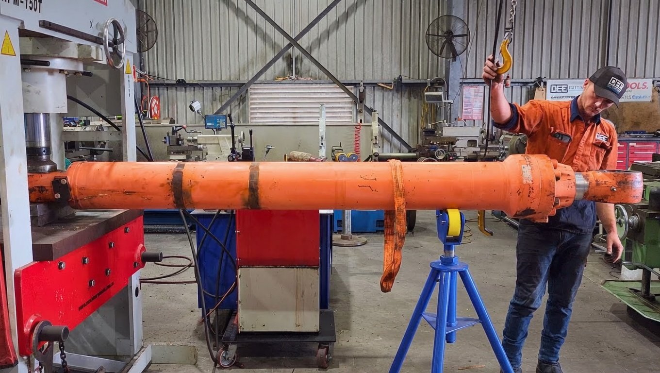 Hydraulic cylinder repair in action